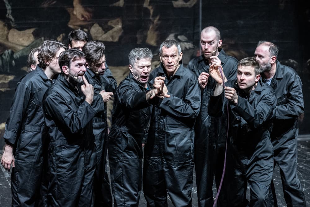 "Marat/Sade" - męski chór w opowieści o zawiedzionych nadziejach w ...