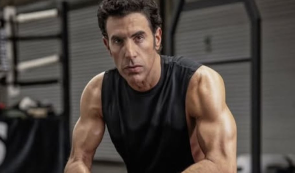 Sacha Baron Cohen imponuje muskularną sylwetką. Do jakiej roli trenuje ...