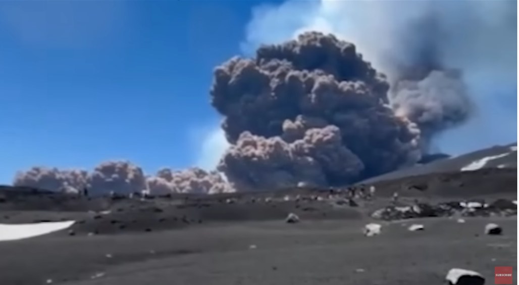 Spektakularna erupcja Etny 2 czerwca 2025 przeraża turystów i ...
